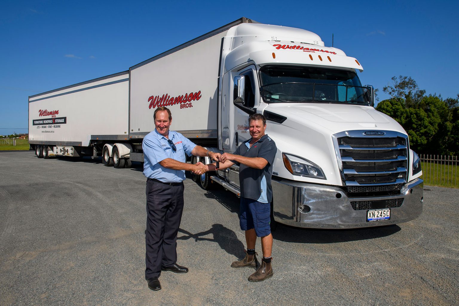 Williamson Bros. take delivery of their new Freightliner Cascadia from ...