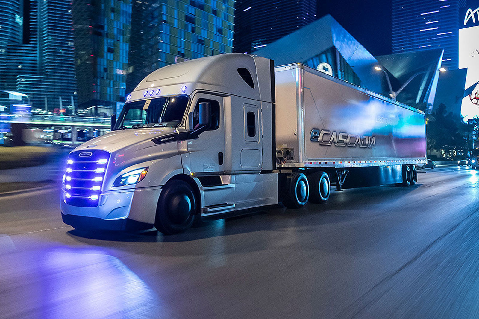 Daimler Trucks North America introduces the new Detroit ePowertrain ...