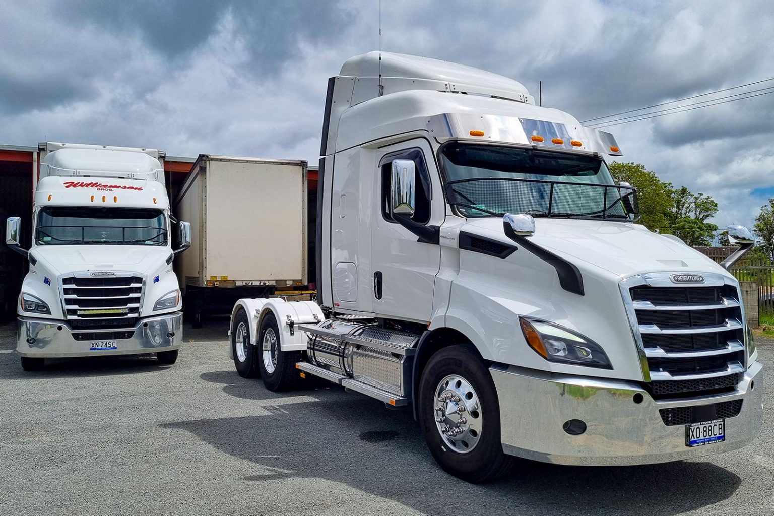 Another new Freightliner Cascadia from MTC joins the Williamson Bros ...