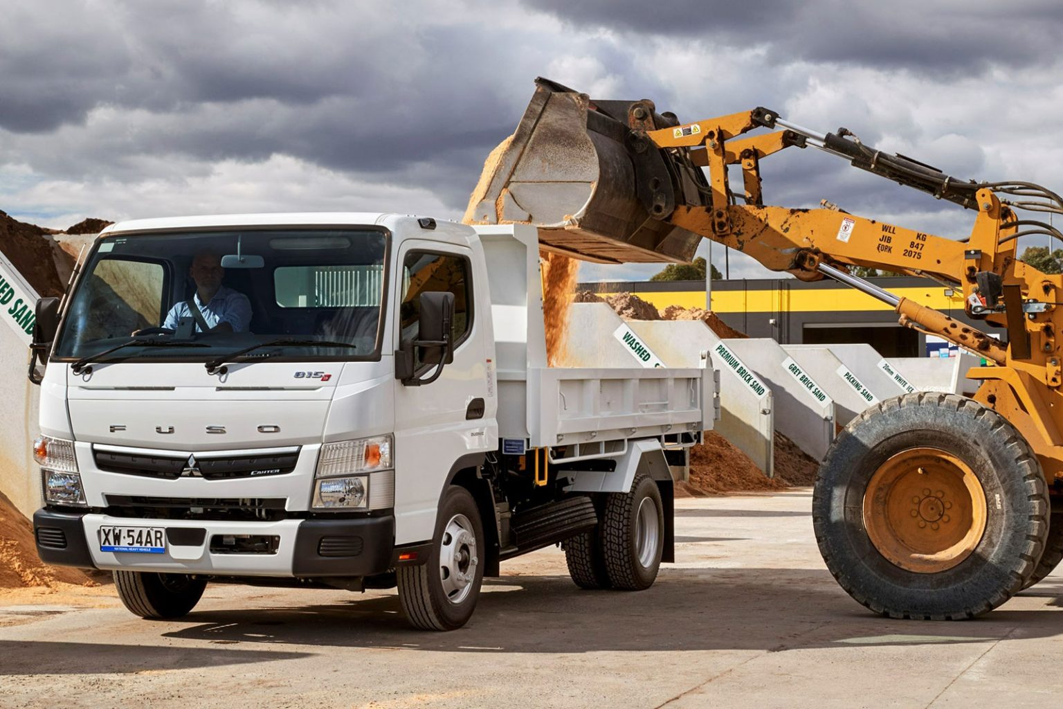 Fuso upgrades its Built Ready 815 Tipper with a two-way tailgate & even more features – Mavin ...